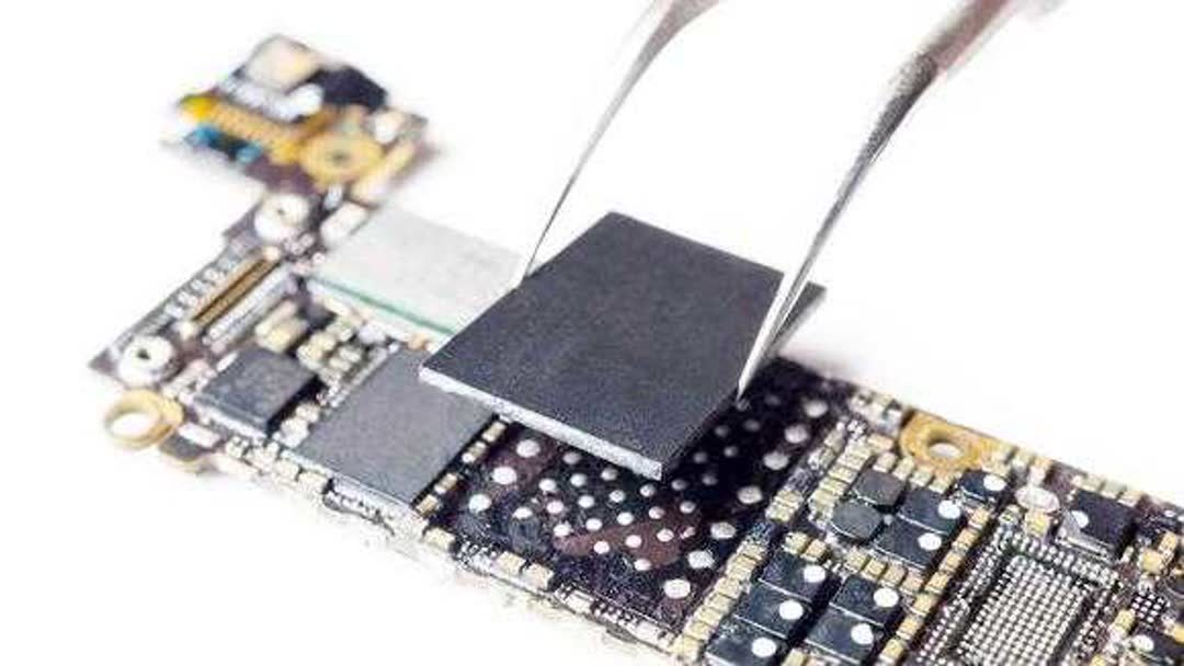 手机维修教程主板上的电源芯片怎么撬?镊子撬手机芯片技法教学