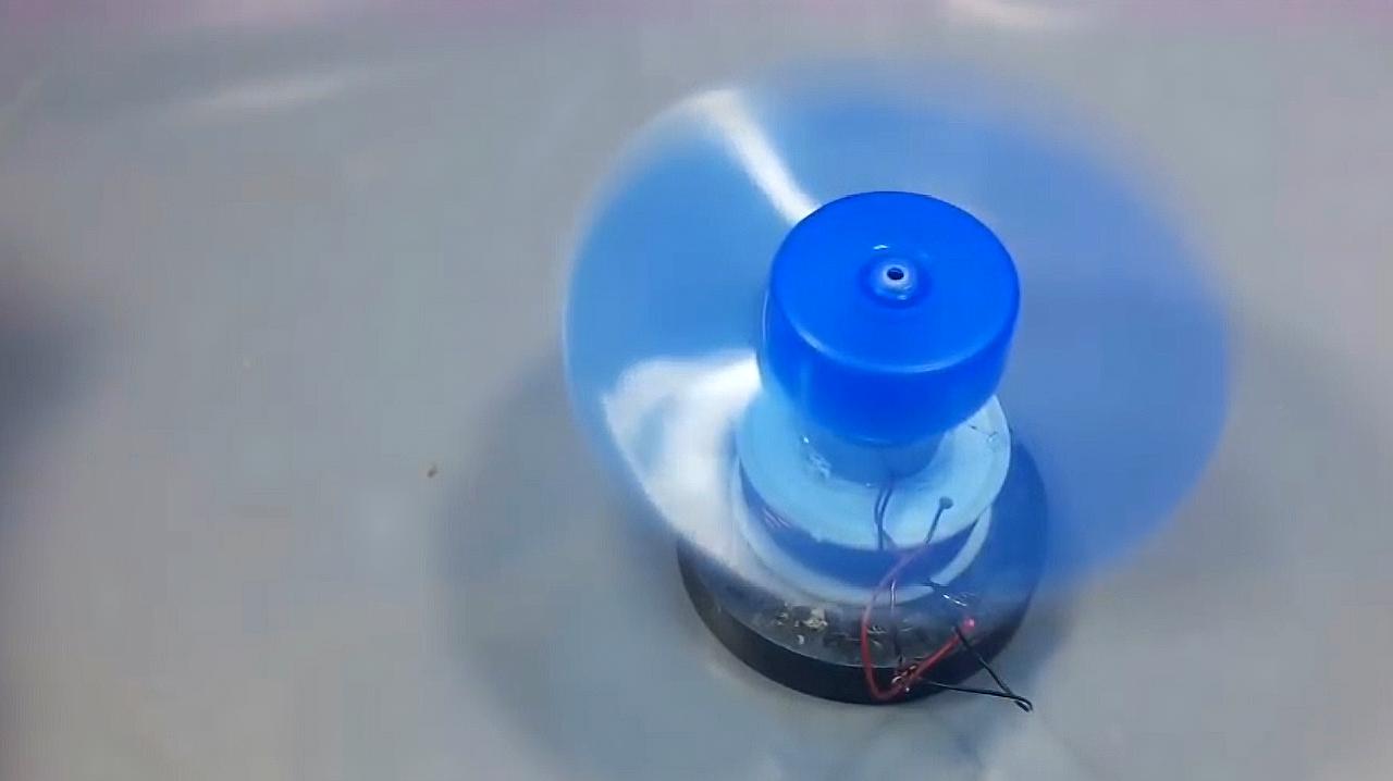 老外电力发明,不用插电就能让风扇转动,真是太厉害了!