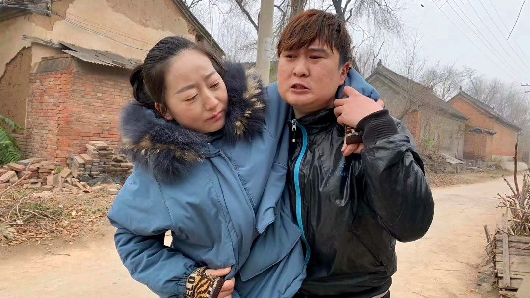 小伙好心扶起摔倒孕妇,将她送去医院,次日门口停满车子