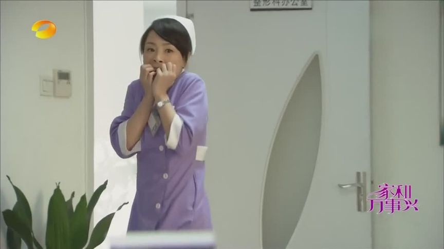 男子拿着照片怎么也不敢相信这一切是真的