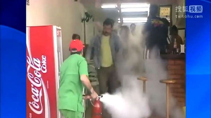 街头恶搞:歪果仁假装不会用灭火器,不小心喷射路人 被揍