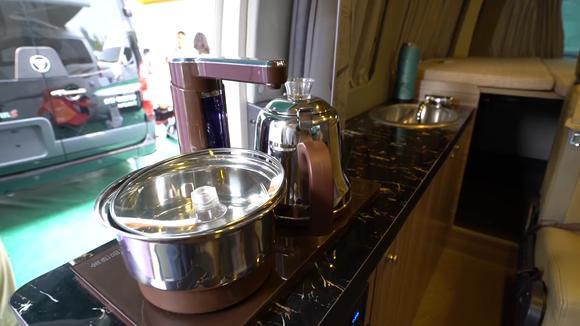 售价15.8万的B级车房车,堪称移动的家,有双人床厨房等配置齐全