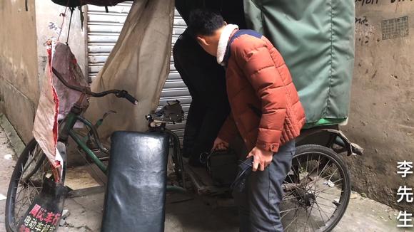 南充市,当初近三万块的人力三轮车!现在送别人都还嫌弃!