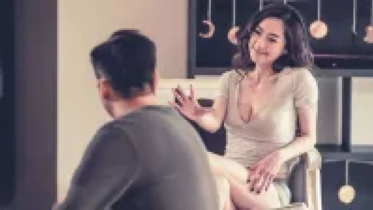 年度最爽港片《作家的谎言》,骗子疯子女艺人,你想看的片里都有