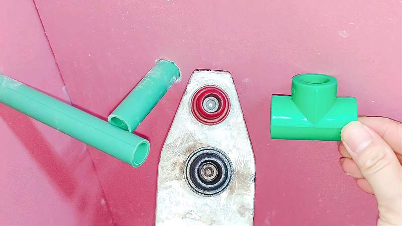 怎么用一个热熔器在狭窄空间热熔三通？教你一招，同时接入3根水管