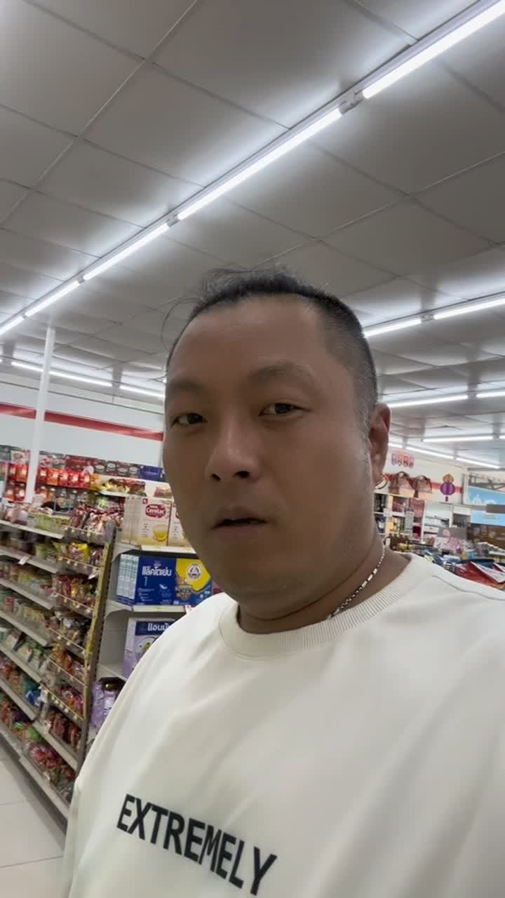 超级好喝泰国原装椰子水,纯椰汁不加糖,冰镇以后喝,相信我,一定冰镇...