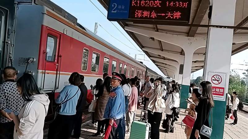 11月21日,k1620列车驶入中国脐橙之乡信丰县