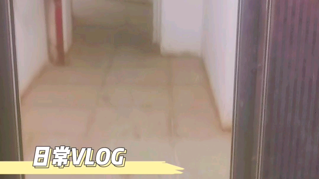 估计是最古老的电梯了吧,还得手动扒门