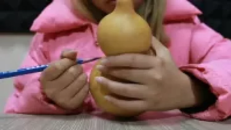 第一次在葫芦上作画,画一朵小雏菊,清新又可爱