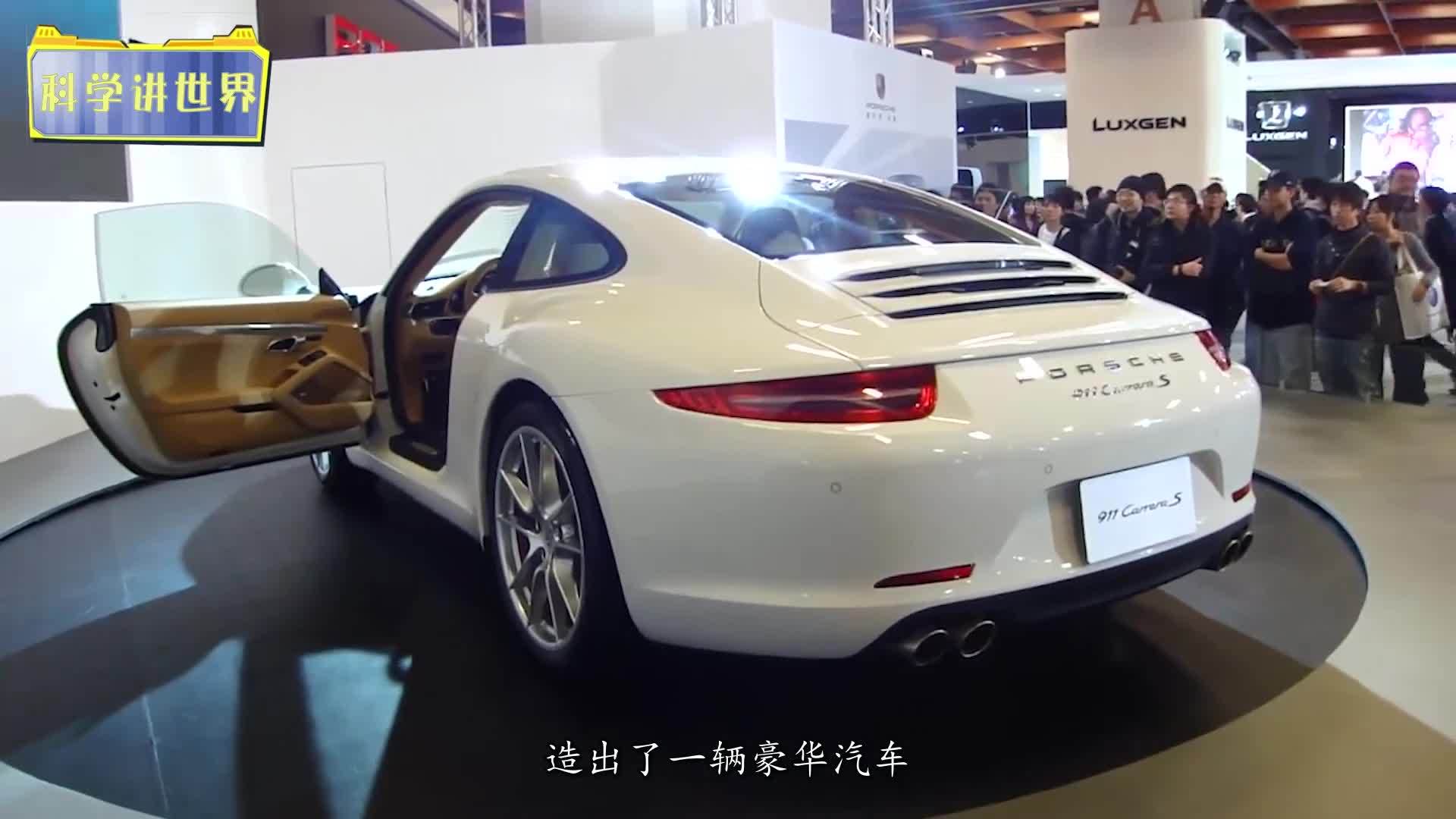 这么勇敢的汽车是开过光吗?用纸糊的豪华汽车见过没有,敢下水吗