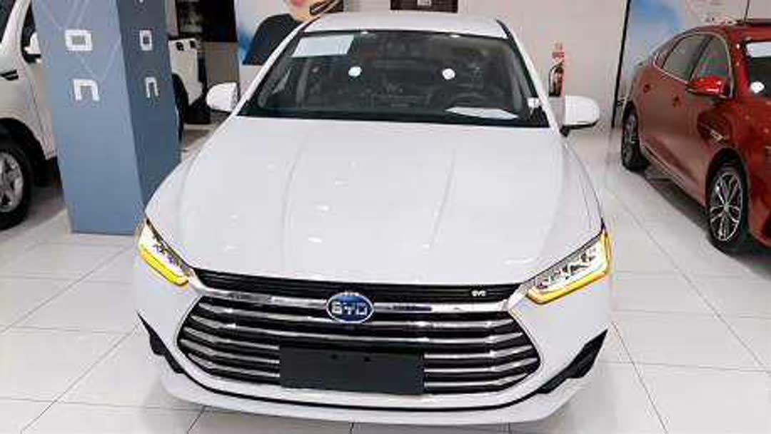 2021款比亚迪秦Pro到店实拍，有这霸气颜值和内饰，买不买自己定