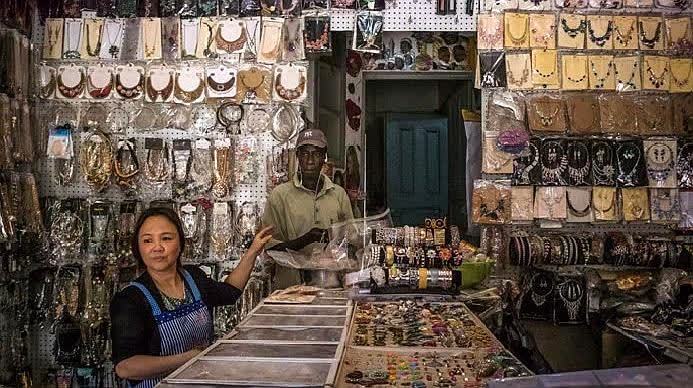 一个贫穷的国家:很多中国人在这里摆地摊,年收入令人羡慕!