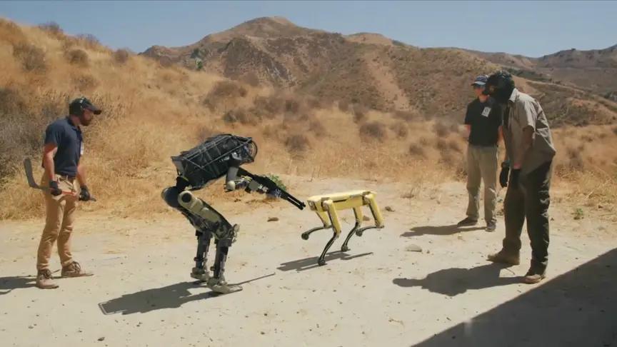 机器人不执行人类指令,将同类机器人救走