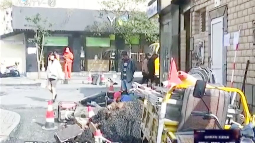 卡车突然侧翻,旁边的手机店和公厕遭了秧,20吨沥青洒一地!