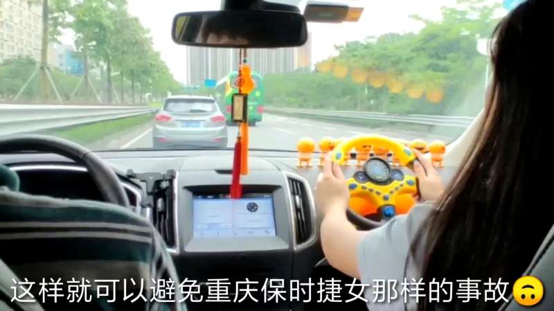 打工仔送媳妇模拟方向盘,提高车技别像重庆保时捷女,别说挺实用