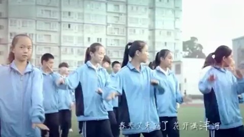 城管携手渣土车司机演绎超级版 《小苹果》