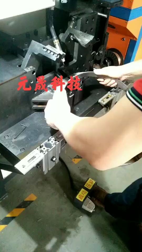圆法兰智能自动焊接