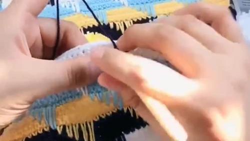 围巾还可以用钩针编织,看着还挺简单的,回家我也要学起来