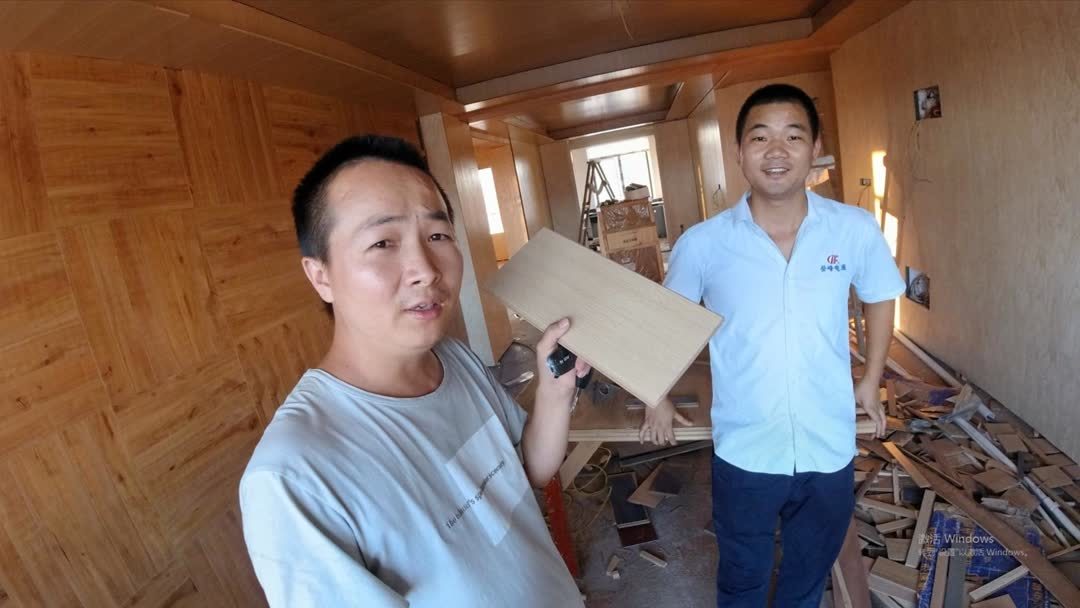 朋友家花80000元做的木头房子,小伙进去一看,这装修结构能住吗