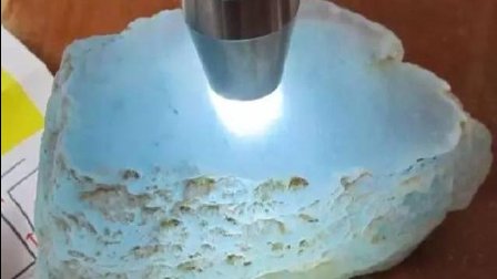 石尊翡翠赌石 一块百数的南齐 一刀下去竟然切出冰种天空蓝1