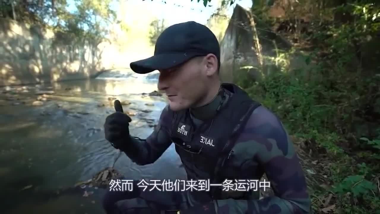 小哥在河中发现一把"大家伙",看清编码后,直接报警!