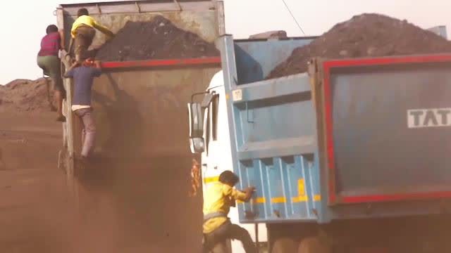 印度路霸拦路抢煤,底层民众无奈的生活方式,纪录片