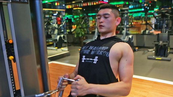 如何打造更帅的背阔肌?教你坐姿划船的动作细节,练出倒三角身材