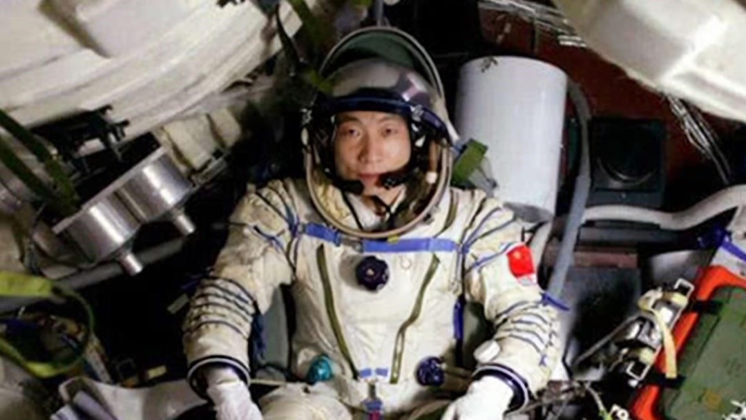 杨利伟曾在太空听到敲窗声,十多年后终解一谜,庆幸捡回一命