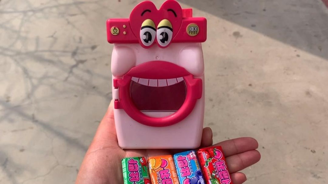 小洗衣机洗衣服了