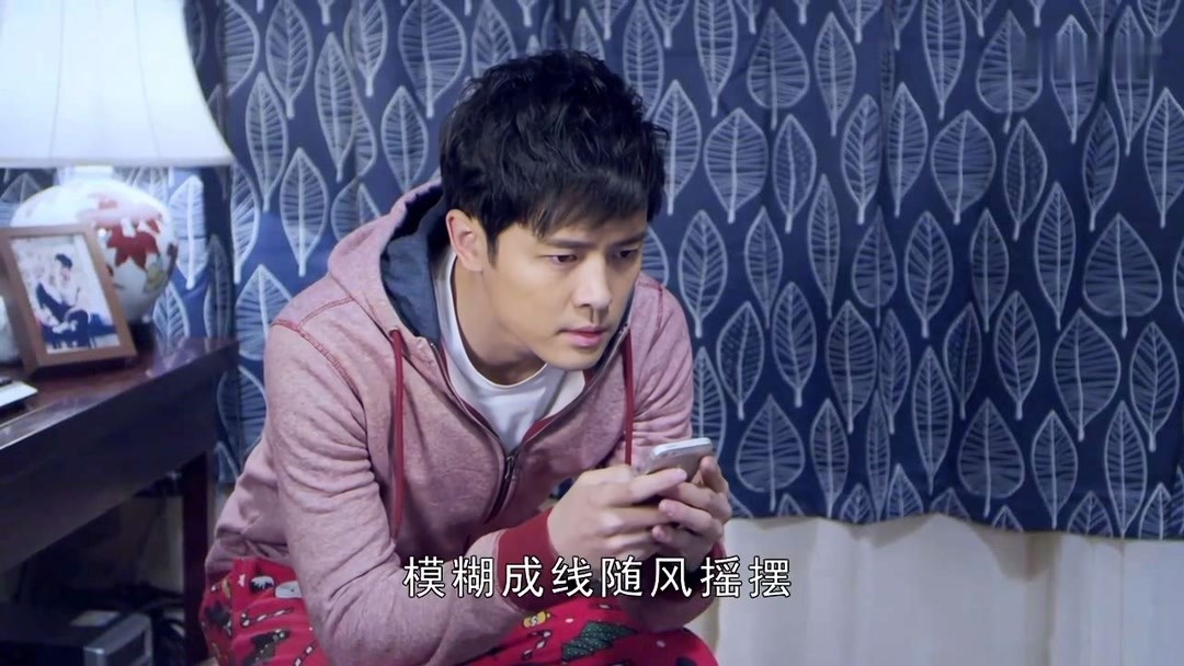 小伙看着与姑娘的对话框,就是不知道怎么回信息,两个人都很伤心