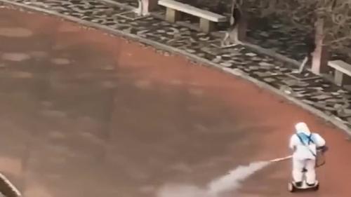 高中学校已经在消毒了,过几天开学,用上平衡车了