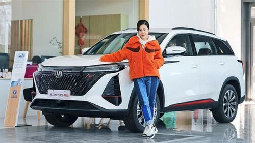 小姐姐到店感受第二代长安CS75PLUS风格更运动,满足更多人需求!