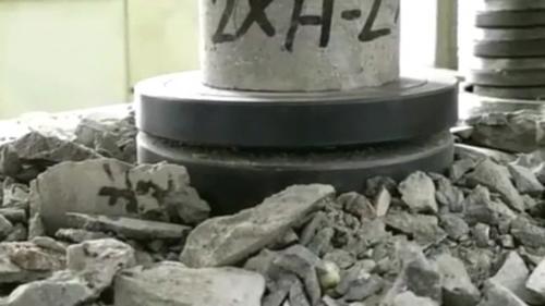 你没见过的混凝土抗压试验,没一厘米能承受几顿的重量,很神奇是吧?