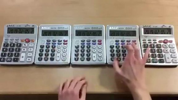 高手在民间,竟把计算器当钢琴?!