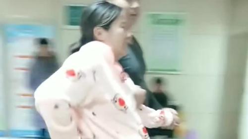 媳妇马上就要生了,肚子疼的起不来脸色都发白了,老公心疼的都哭了