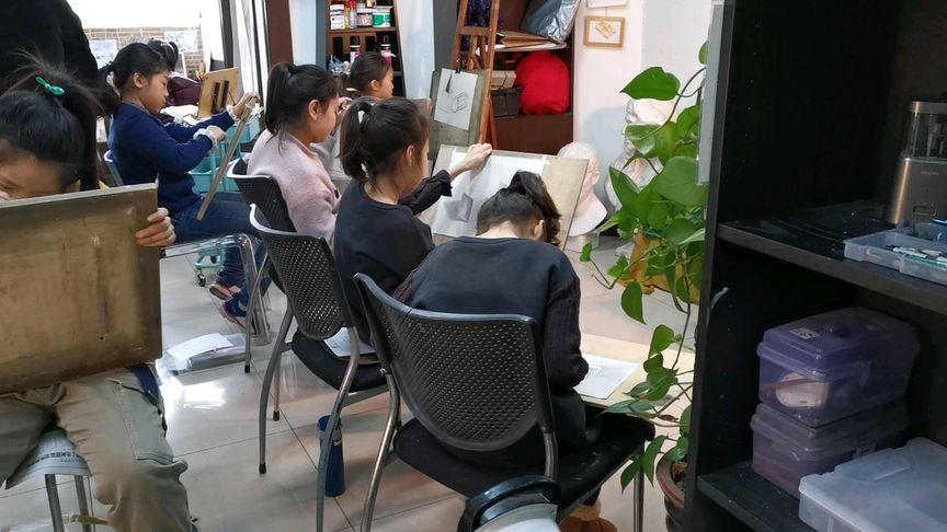 海淀一家美术机构考级现场