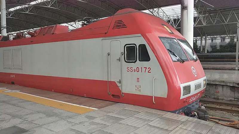 本务SS9-0172的从上海到呼和浩特Z268列车,平稳的在上海站出站