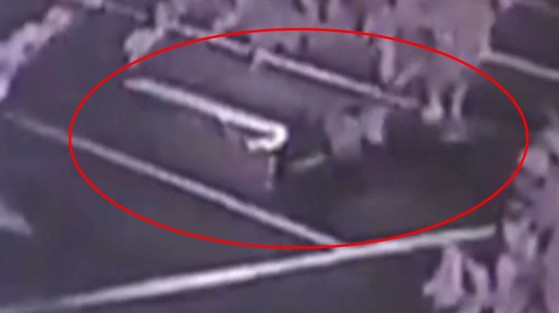 男子横穿马路被撞飞,家属嚎哭!无论什么时候交通安全要放在最重要的...