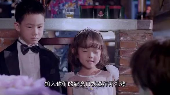 男友躲在箱子里,密码设成两人纪念日,女友却忘记,把男友憋坏了