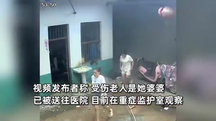 老人进厨房煤气罐爆炸,喷出巨大火团物品被炸飞,老人被炸伤住进ICU