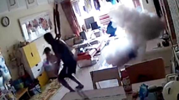 电动滑板车充电冒烟 男子果断上前拔掉插头 滑板车却突然爆炸