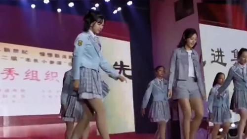 二中学生赵今麦,在校园文艺晚会上光彩夺目,明星都是自带发光体吗?