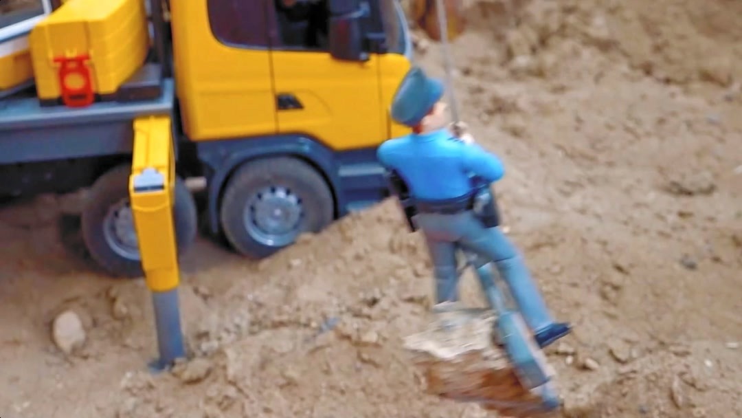 警车不小心翻车了,需要挖掘机和吊车的救援