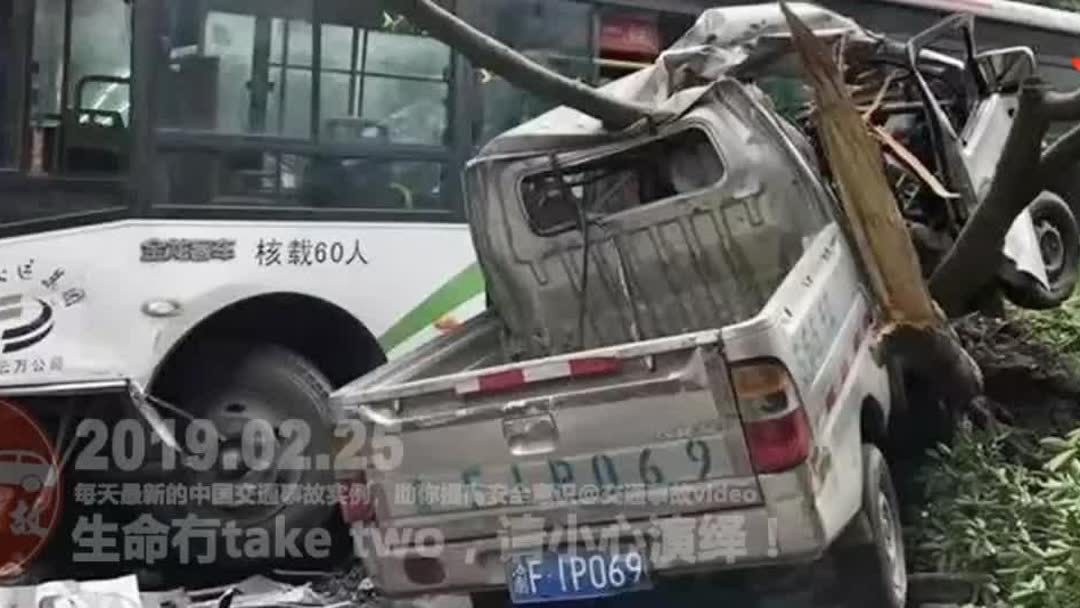 中国交通事故:每天最新的车祸实例,助你提高安全意识_超清