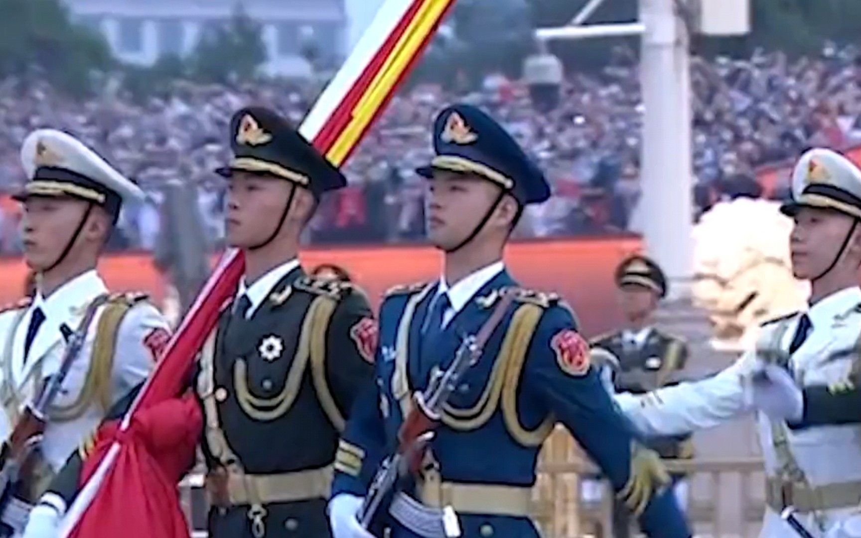 天安门广场2022年国庆升国旗仪式。今日份点赞给我们的祖国:我爱你...