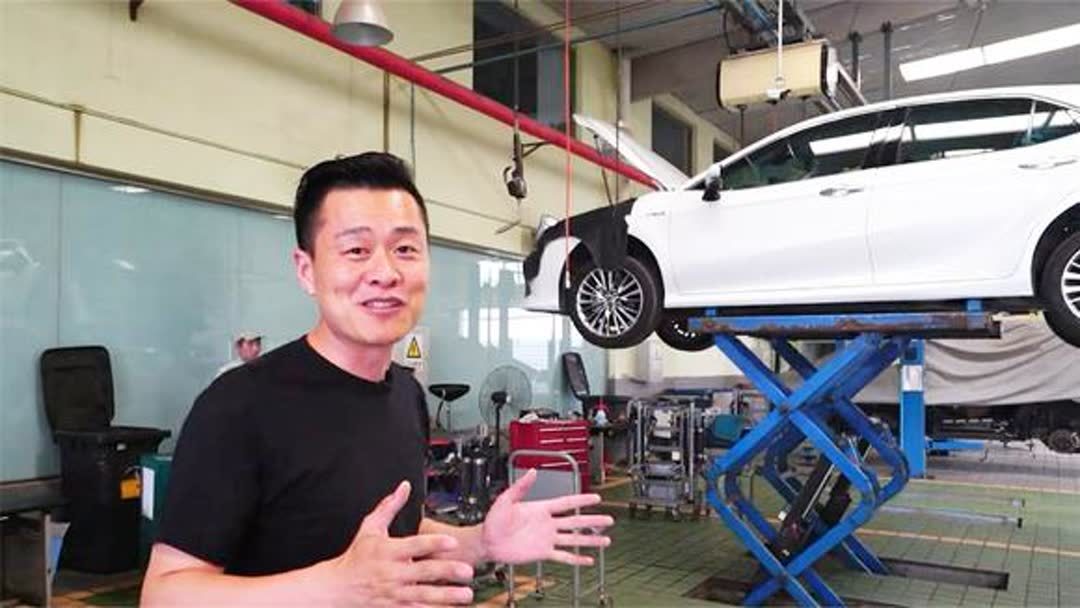 凯美瑞双擎首次保养,架起车身看底盘?!