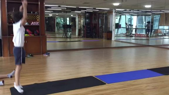 少儿技巧练习。#前滚翻 力量训练