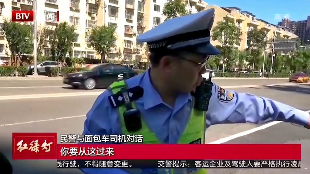 驾车掉头进辅路,司机压线行驶导致车祸发生,终受到严厉处罚!