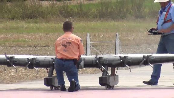 装6个发动机的大家伙飞机模型,翅膀这么厚能飞起来么