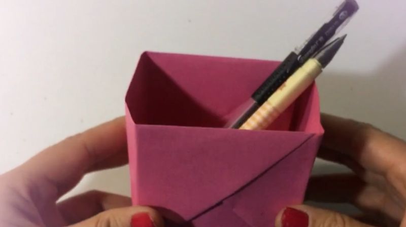 手把手教你制作最简易的笔筒,只需一张纸就搞定,简单美观又环保